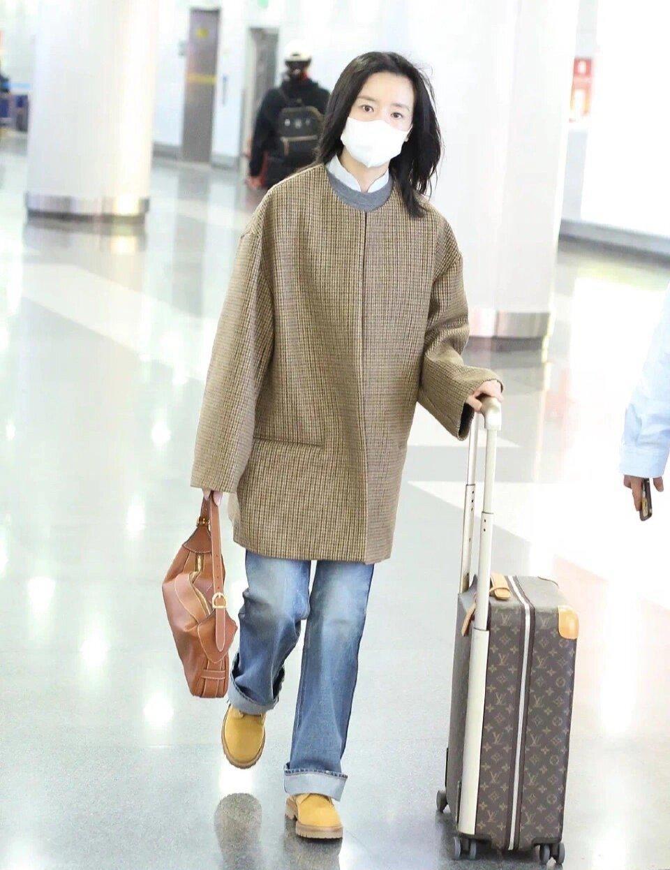 43-year-old Dong Jie took her son to the airport 11 years after her ...