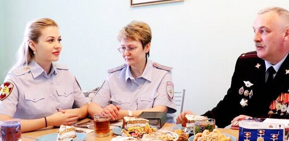 The Russian female soldier has a perfect figure - iNEWS