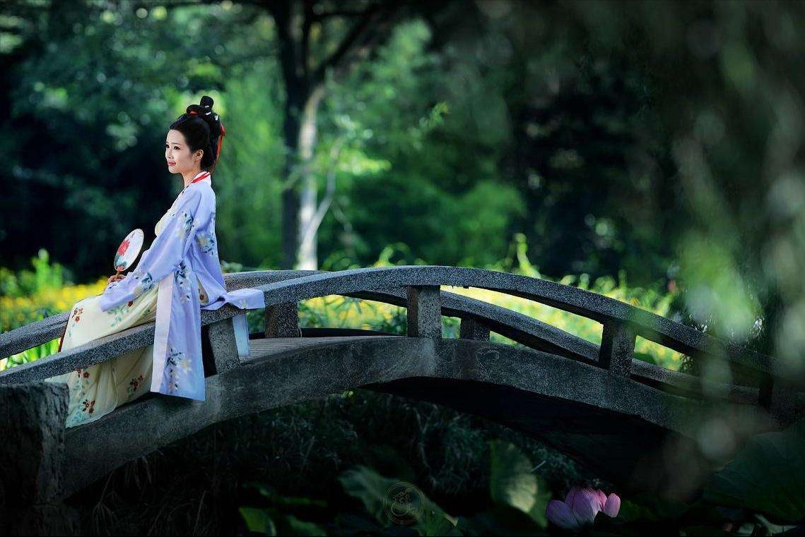Talented girl Li Qingzhao has a rough life but loves to play. She ...