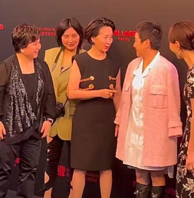 Stanley Ho's family was reunited, He Chaoqiong and Angel Leung ...