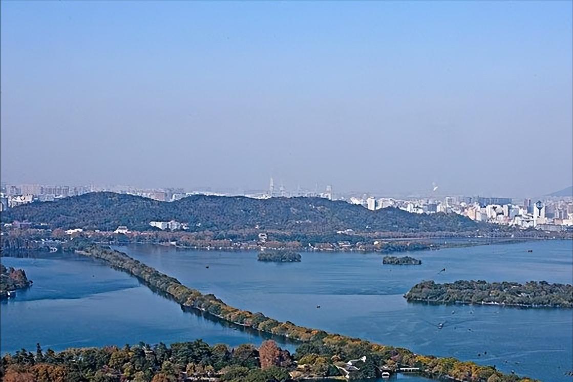 West Lake has "four embankments": "White Embankment", "Su Embankment ...