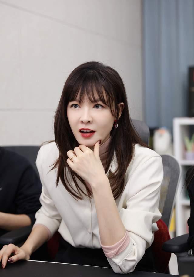 Actress Li Ai spoke out about the China Eastern Airlines crash. Her 10 ...