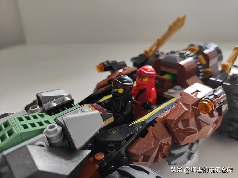 Try LEGO Phantom Ninjago 70669: At the touch of a button, the giant ...