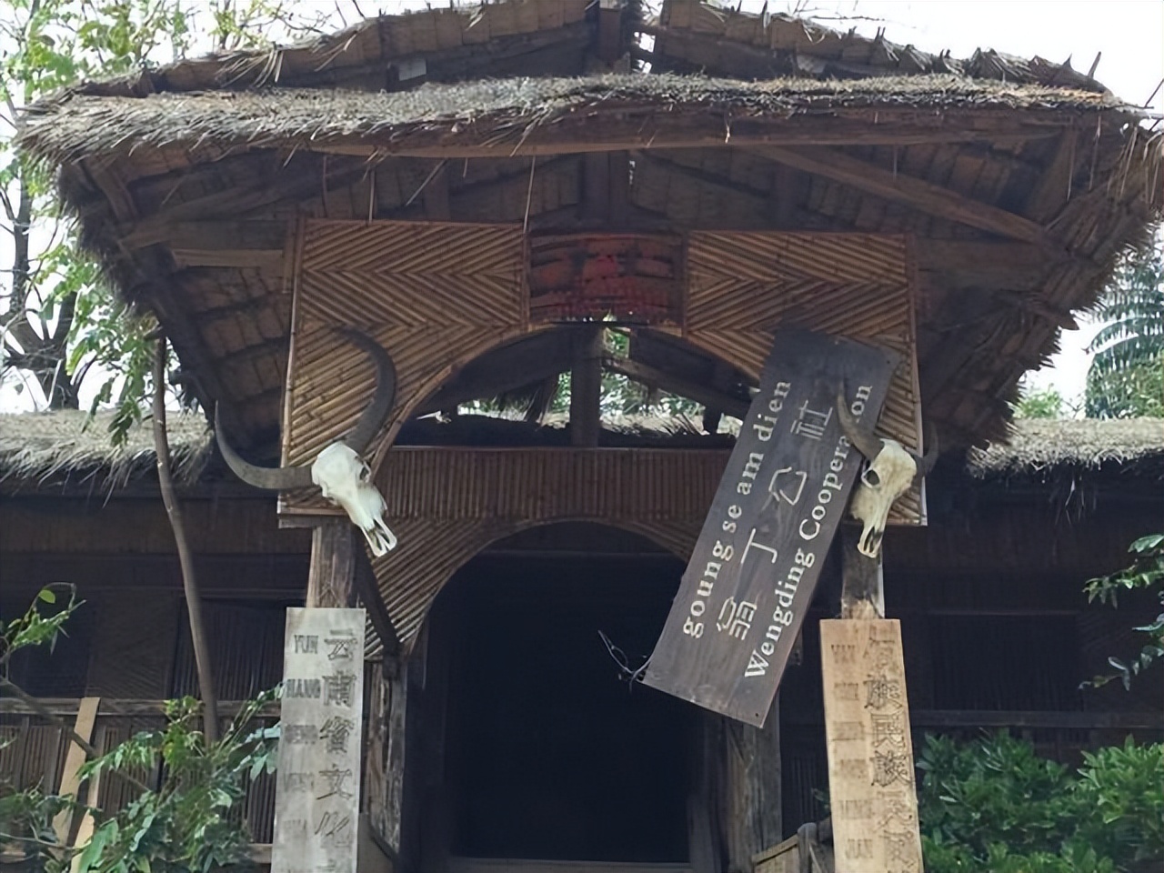 The last primitive tribe in China, it is common for women to smoke, and ...