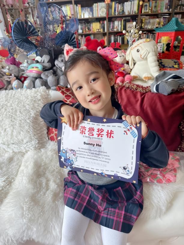 2023 FASHION TOP Shanghai Fashion Week First Day Cover Child Star Birth——He Siqi - iNEWS
