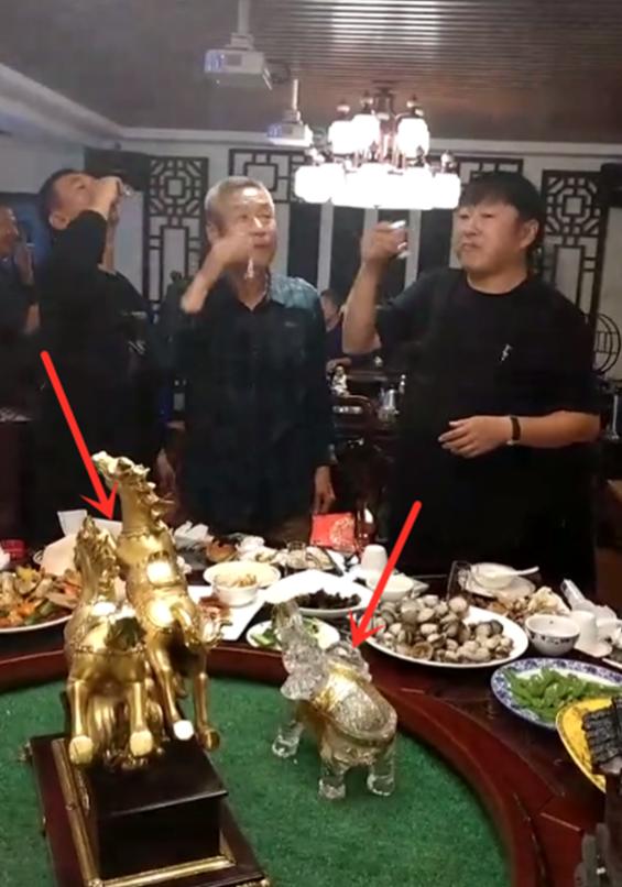 National first-class actor Liu Peiqi appeared at the dinner and had a ...