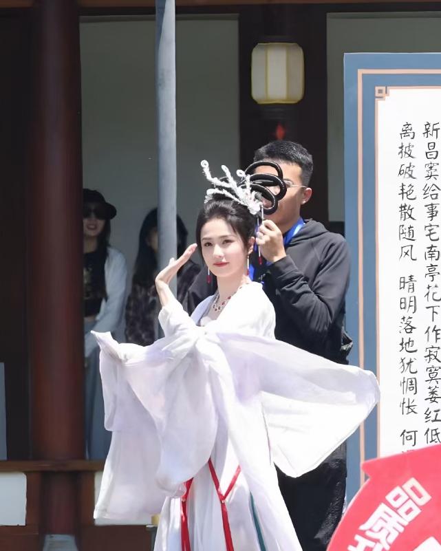 Bai Lu and Yang Yingxin's looks are as beautiful as angels, Zhou Shen's ...