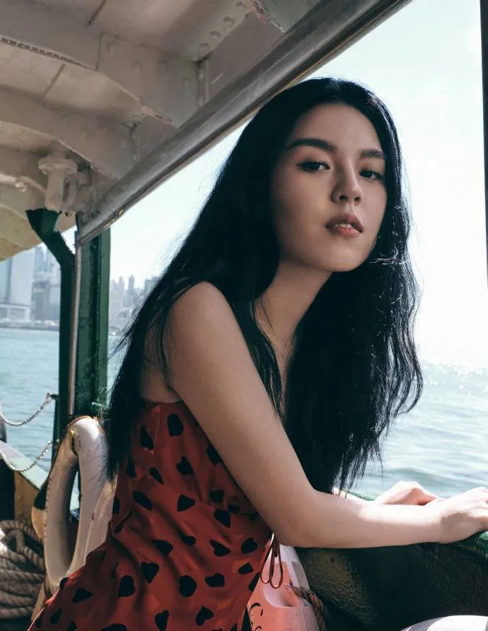 Li Yong's 21-year-old daughter finally stopped pretending! Wearing a red suspender skirt for a ...