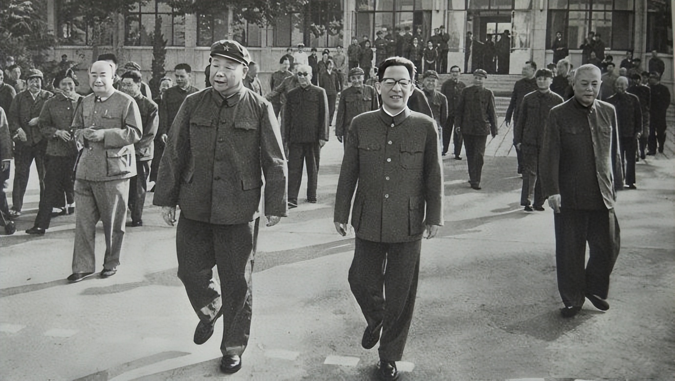 Li Xiannian went to the toilet, Chen Xilian followed him in and asked a ...