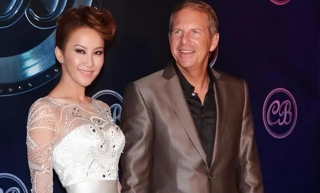 Bruce and the two girls visited Coco Lee to celebrate his birthday, the ...
