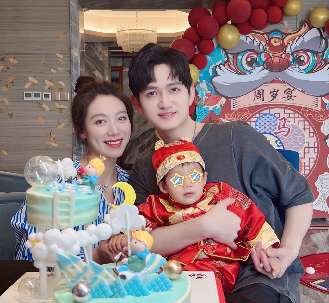 Ma Ke brought his wife and children to dinner, dressed plainly with ...