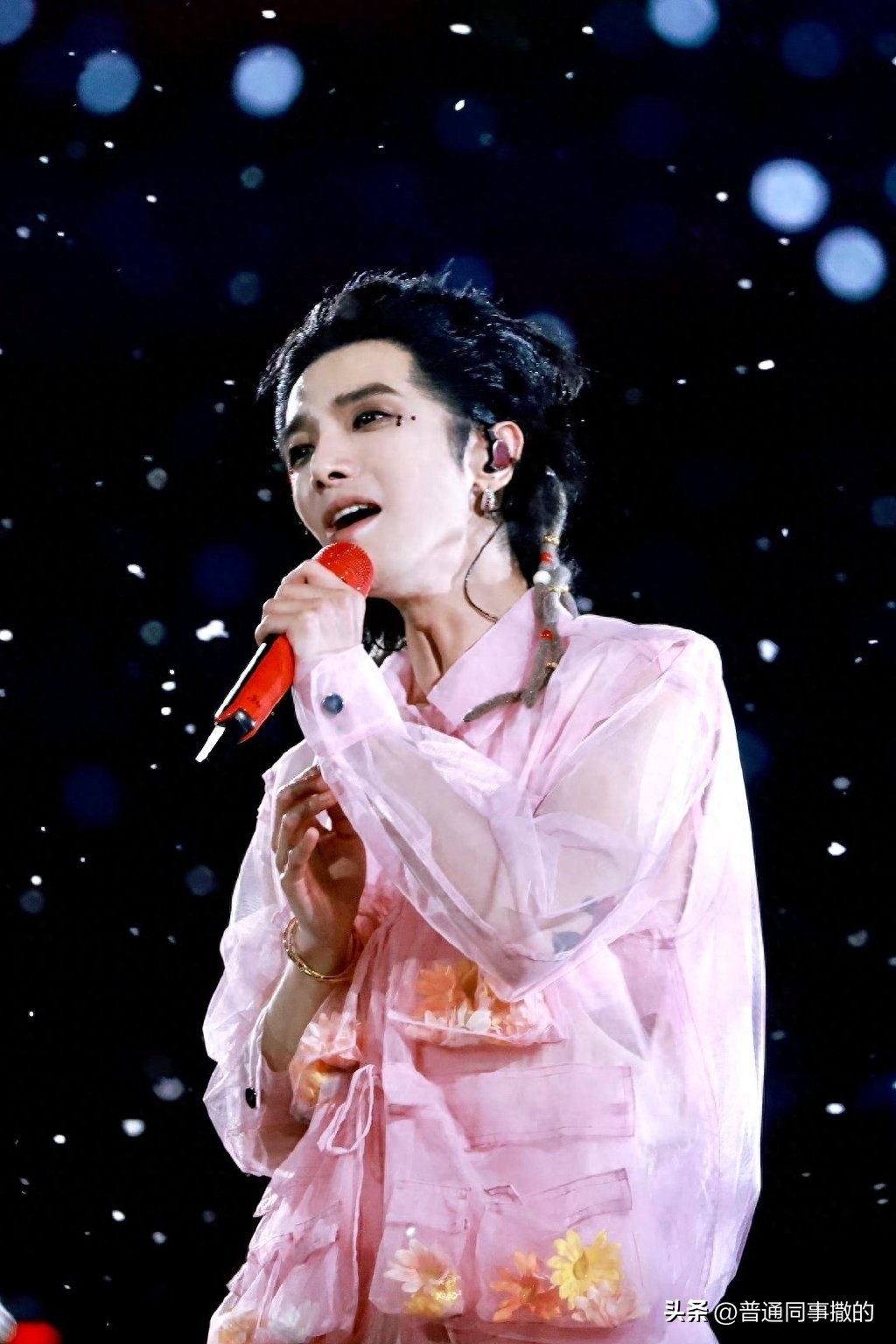 Hua Chenyu's 10th Anniversary Concert: Wearing a wedding dress with ...