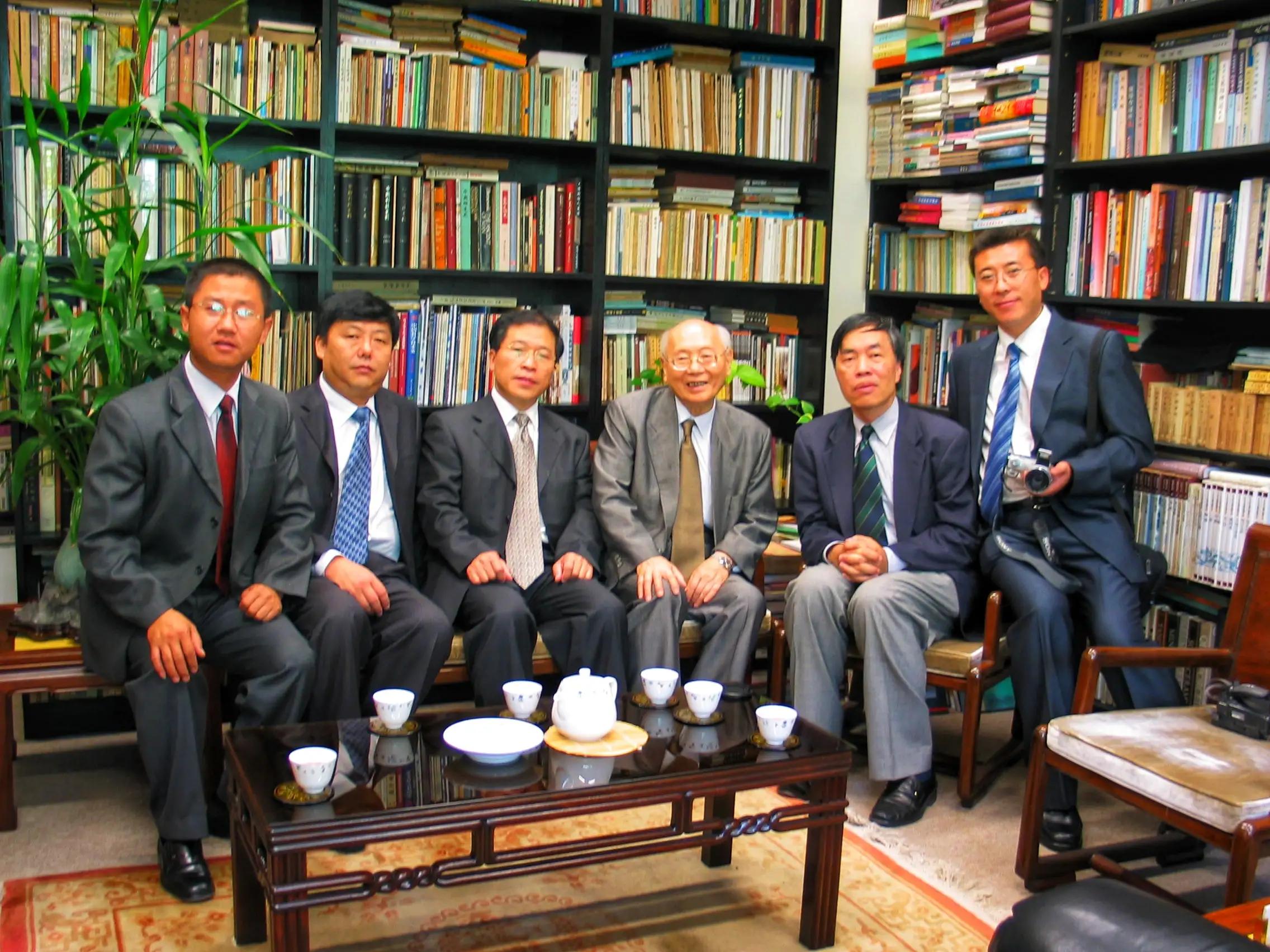 Visiting Celebrities to Seek Support and Feelings of Friendship - A ...