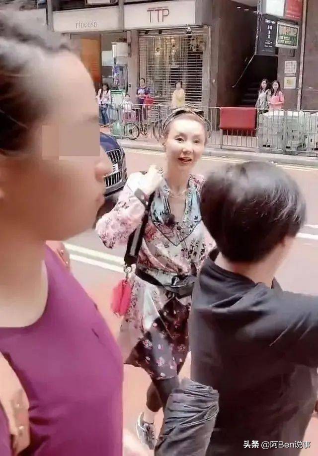 Maggie Cheung made a stunning appearance on the street, looking ...