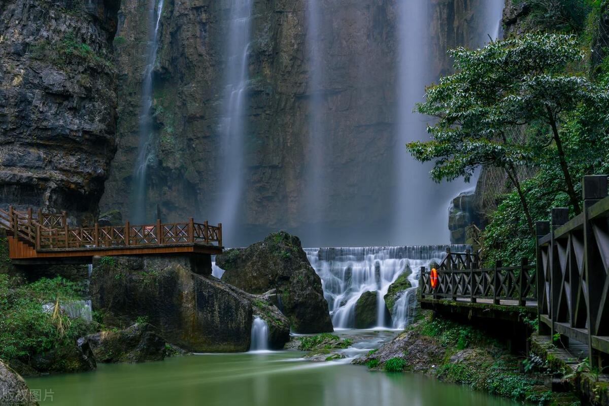 Three Gorges Waterfall - iNEWS
