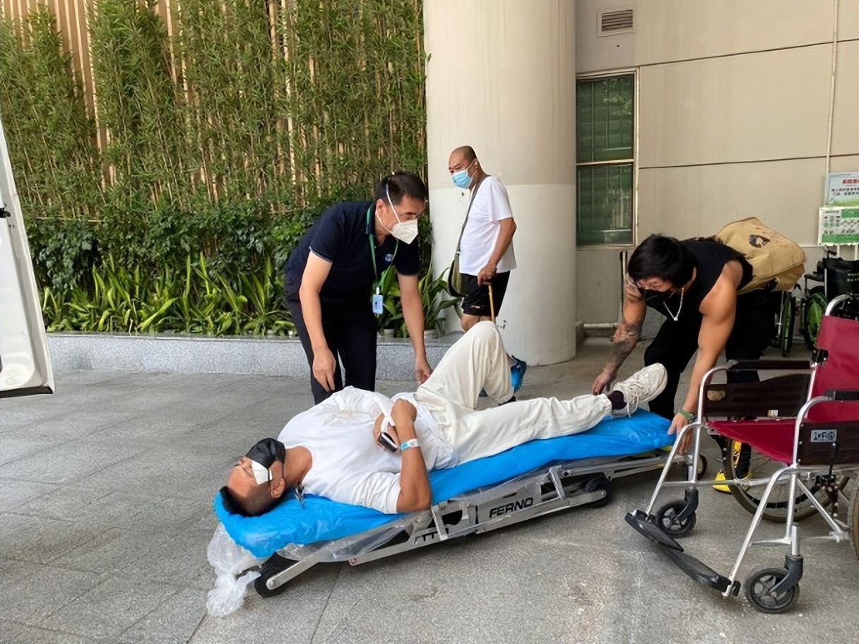 The attacked actor Huang Junfeng has returned to Hong Kong for ...