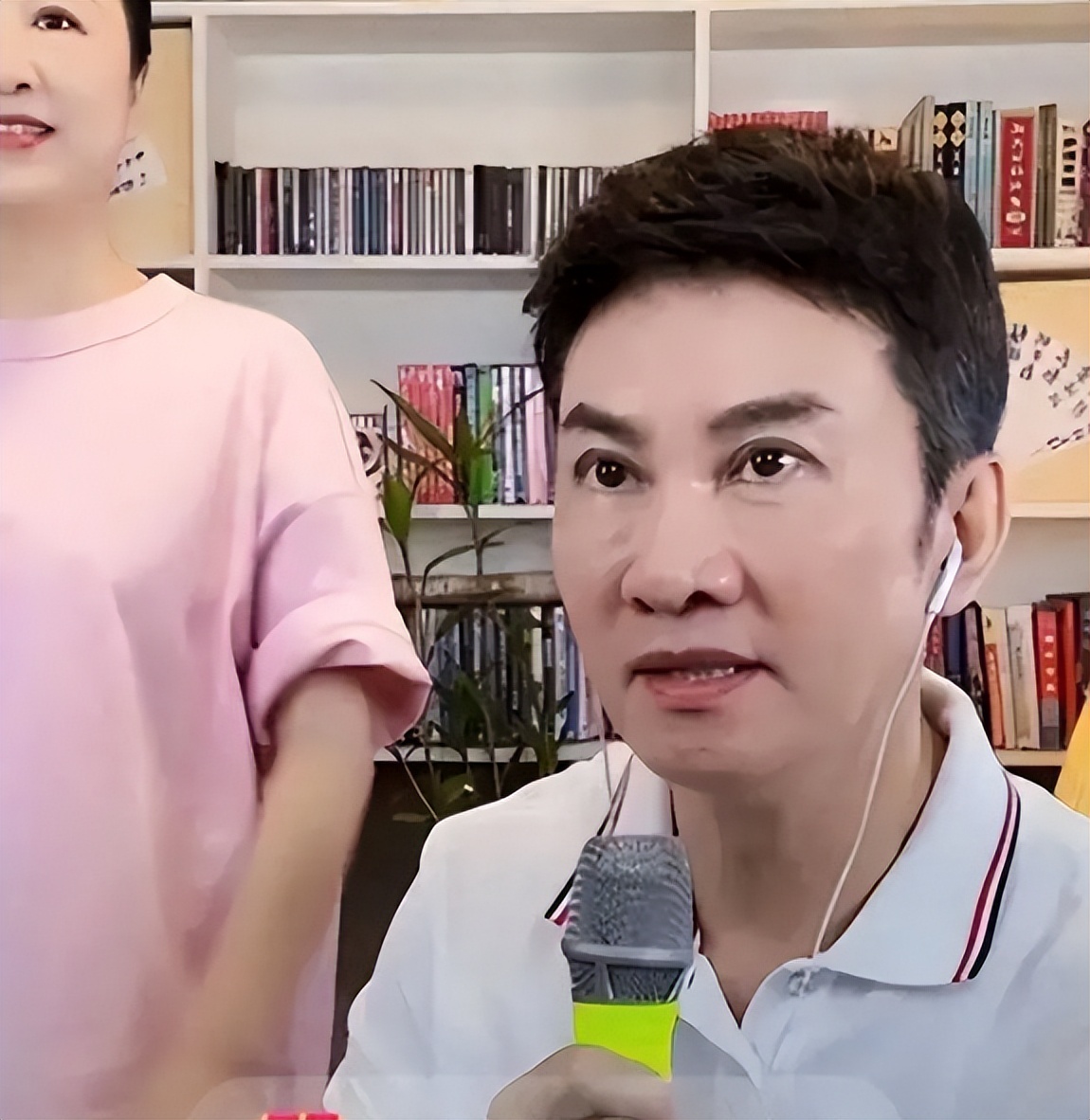 The face is full of technology! 55-year-old Jiang Tao turns into a Barbie doll, and 53-year-old ...