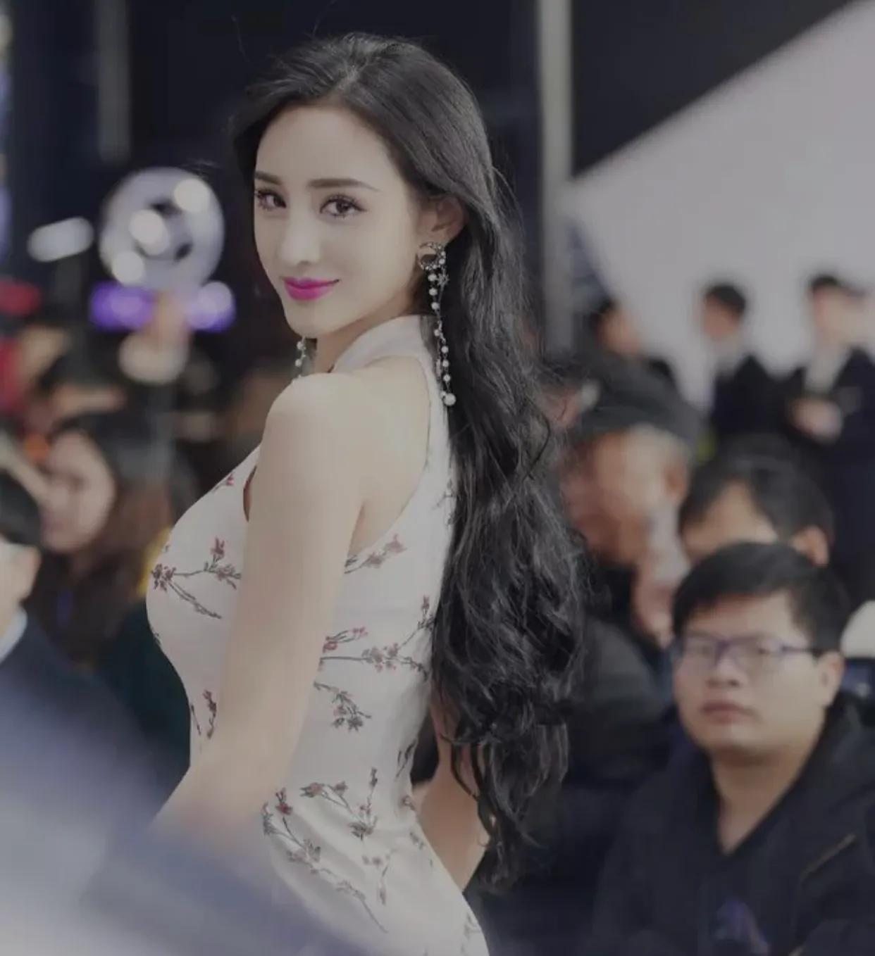 "China's No. 1 Car Model with Beautiful Legs" Wu Chunyi, a talented ...