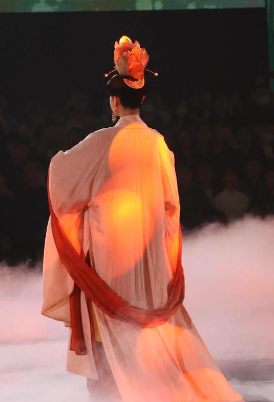 43-year-old Zhang Lei is gorgeous in Hanfu, and her stage charm is ...