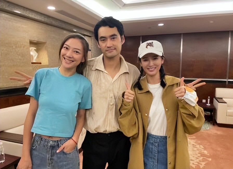 Wife's trip 6 Reuters: Liu Yun and Miao Miao show closeness by holding hands, male assistant is ...