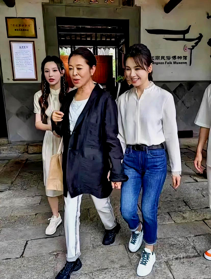 Ni Ping was photographed on the street, not exquisite but revealing her ...