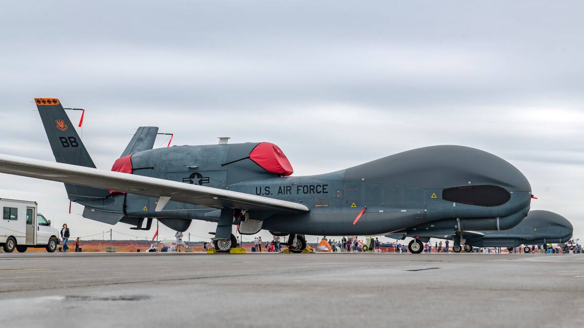 Introduction of the US "Global Hawk" UAV - iNEWS