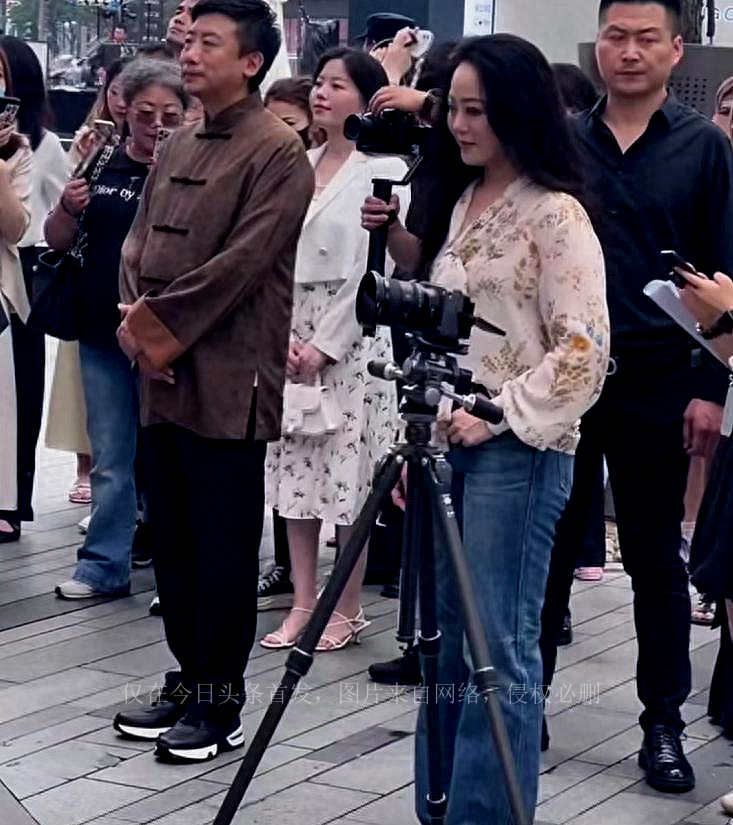 Looking back at the exposure of photos of 60-year-old Zhang Xiaohui attending an event, netizens ...