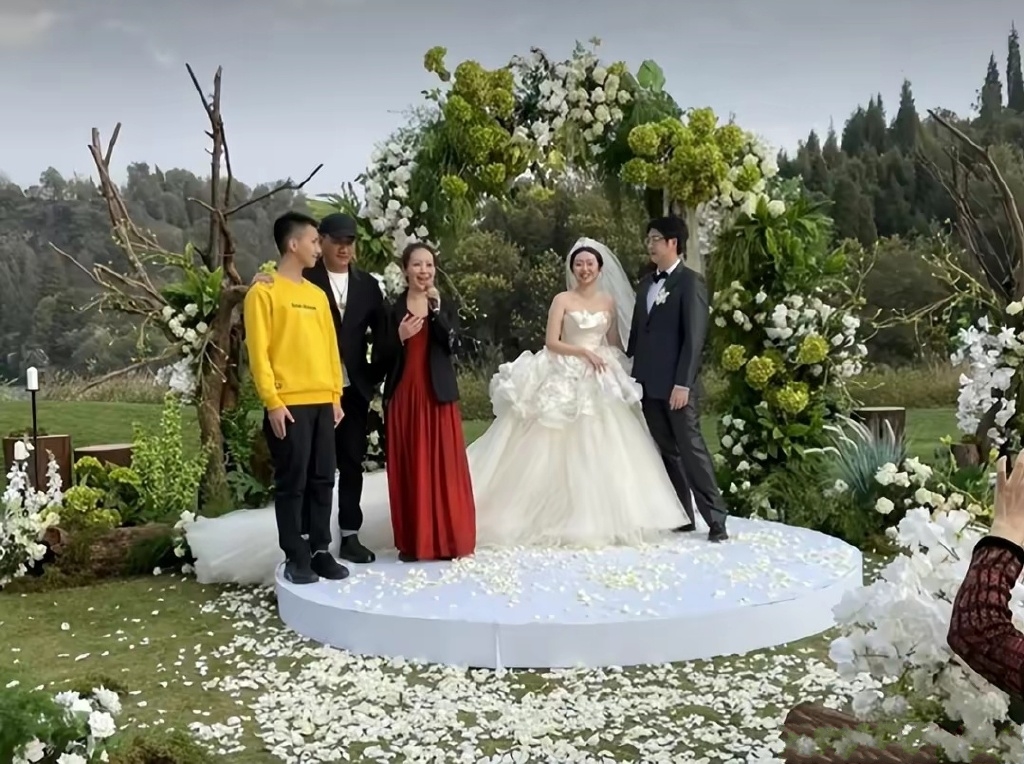 Hu Haokang, the second-generation star, rarely appears on the scene, he ...