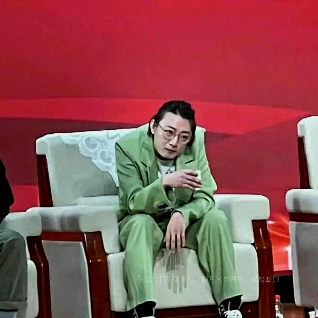 Too deep into the drama? Su Xiaoding tilted her neck and raised her ...