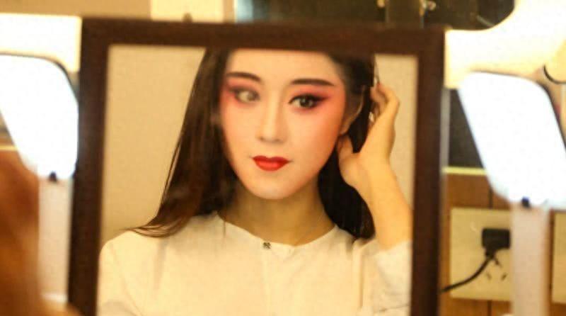 Peking Opera actor Wang Mengting gave birth secretly! Netizens claimed that the child was ...