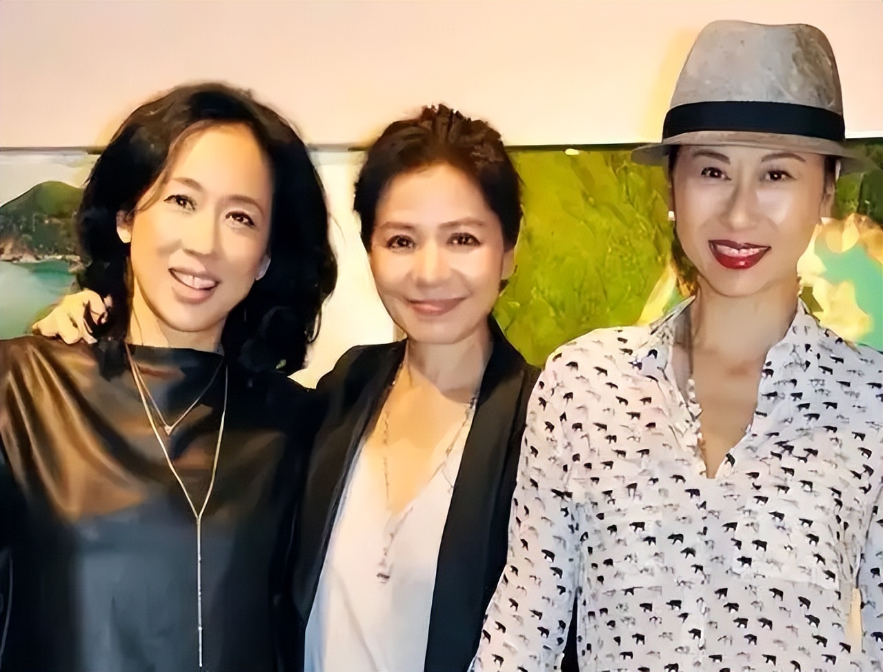 61-year-old Ye Qianwen is in the same frame as 64-year-old Zhu Lingling ...