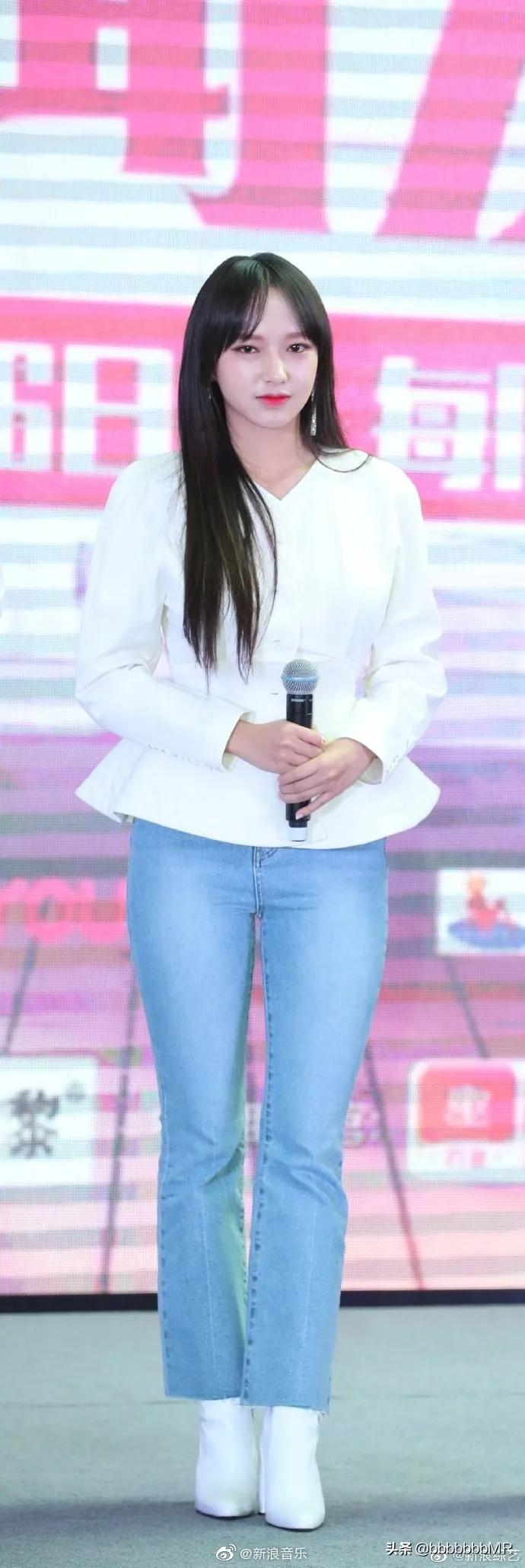 Mainland female singer Cheng Xiao wears jeans - iNEWS