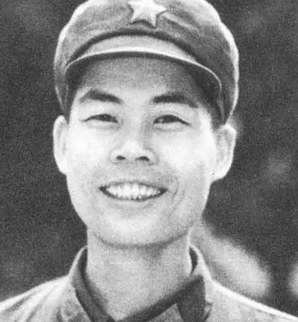 In 1979, the blasting tube was launched by the enemy, and he bent down ...