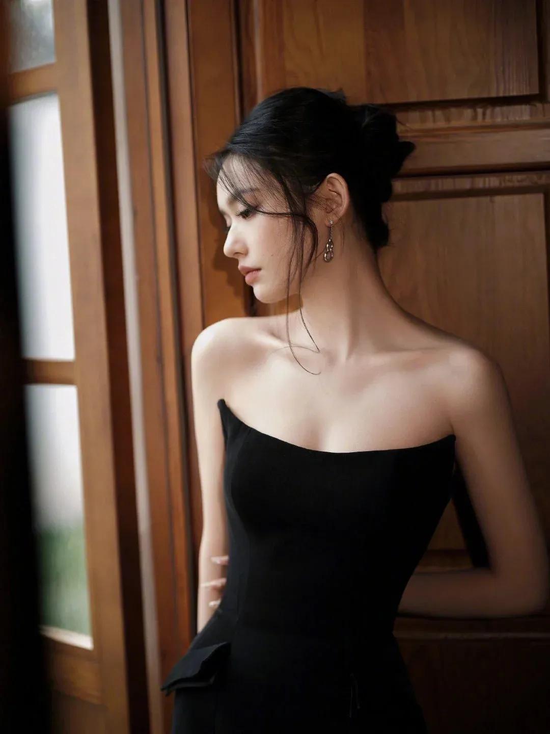 Lin Yun, black tube top mermaid skirt outlines a perfect figure, fair ...