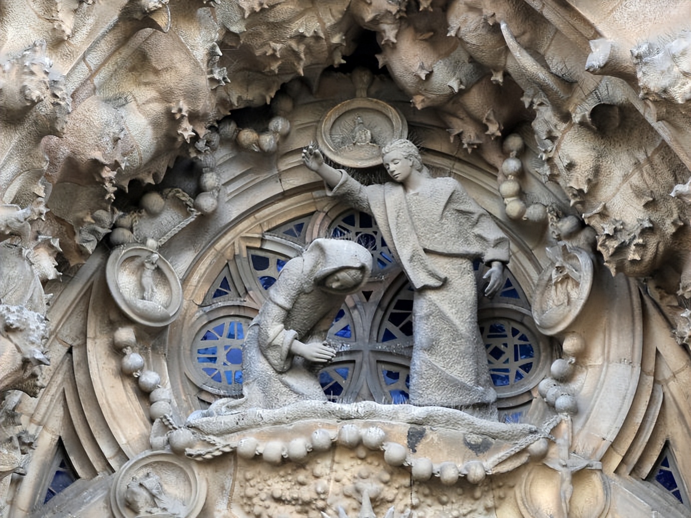 What are the characteristics of Gothic church architecture and ...