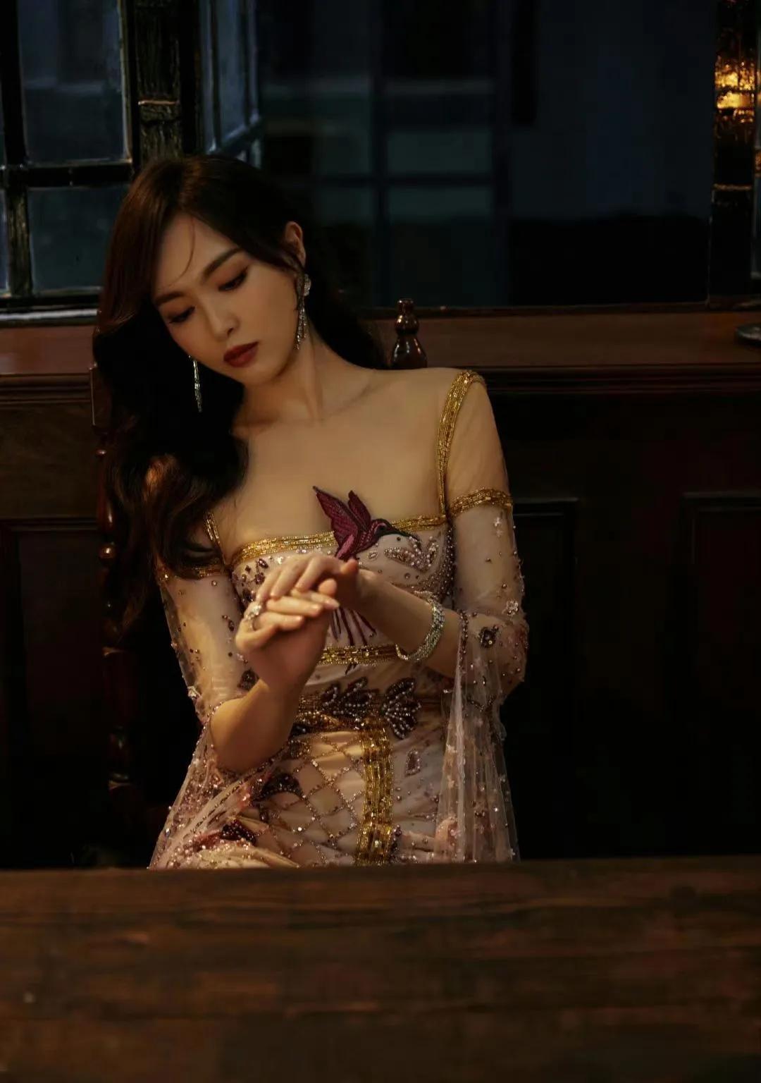 Sexy beauty Tang Yan, strong femininity - iMedia