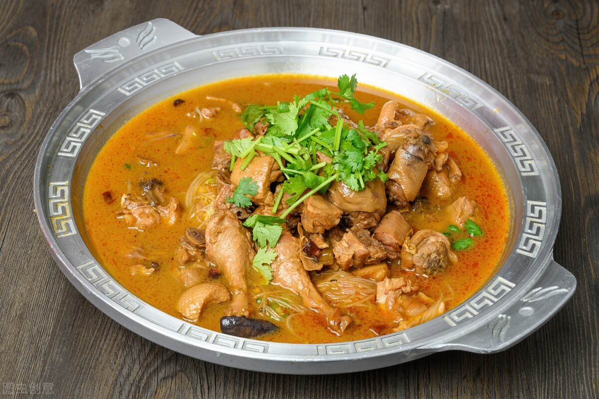 The practice of stewing a big goose in a cast iron pan - iNEWS