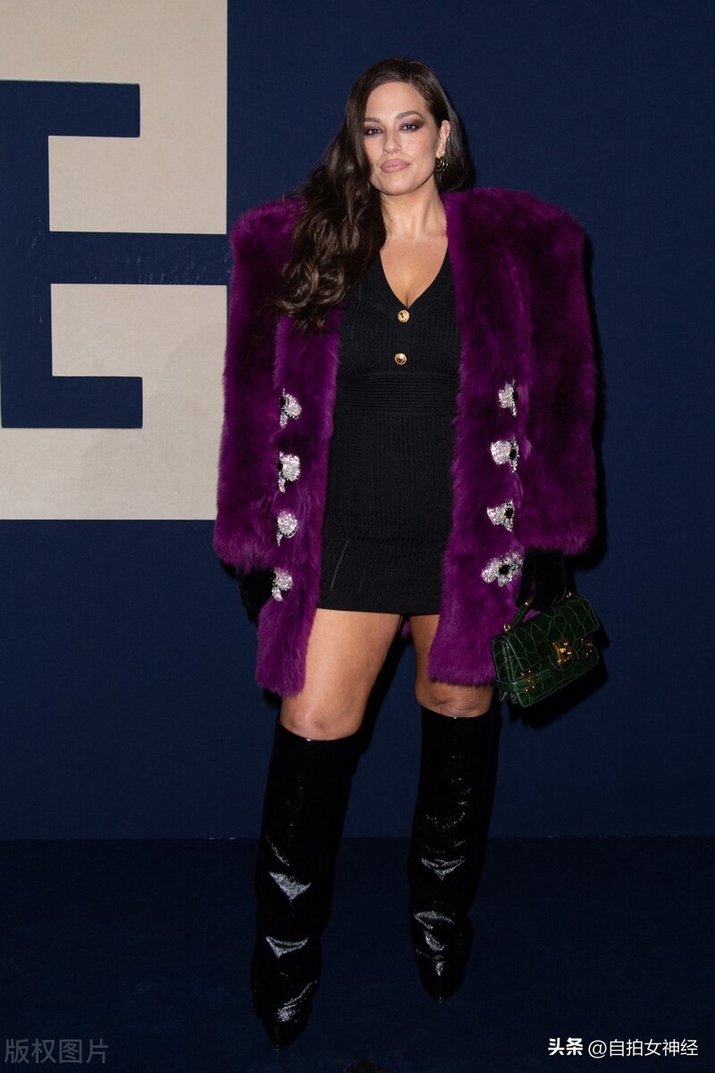 Ashley Graham is wearing a purple fur coat + knee boots + handbag ...