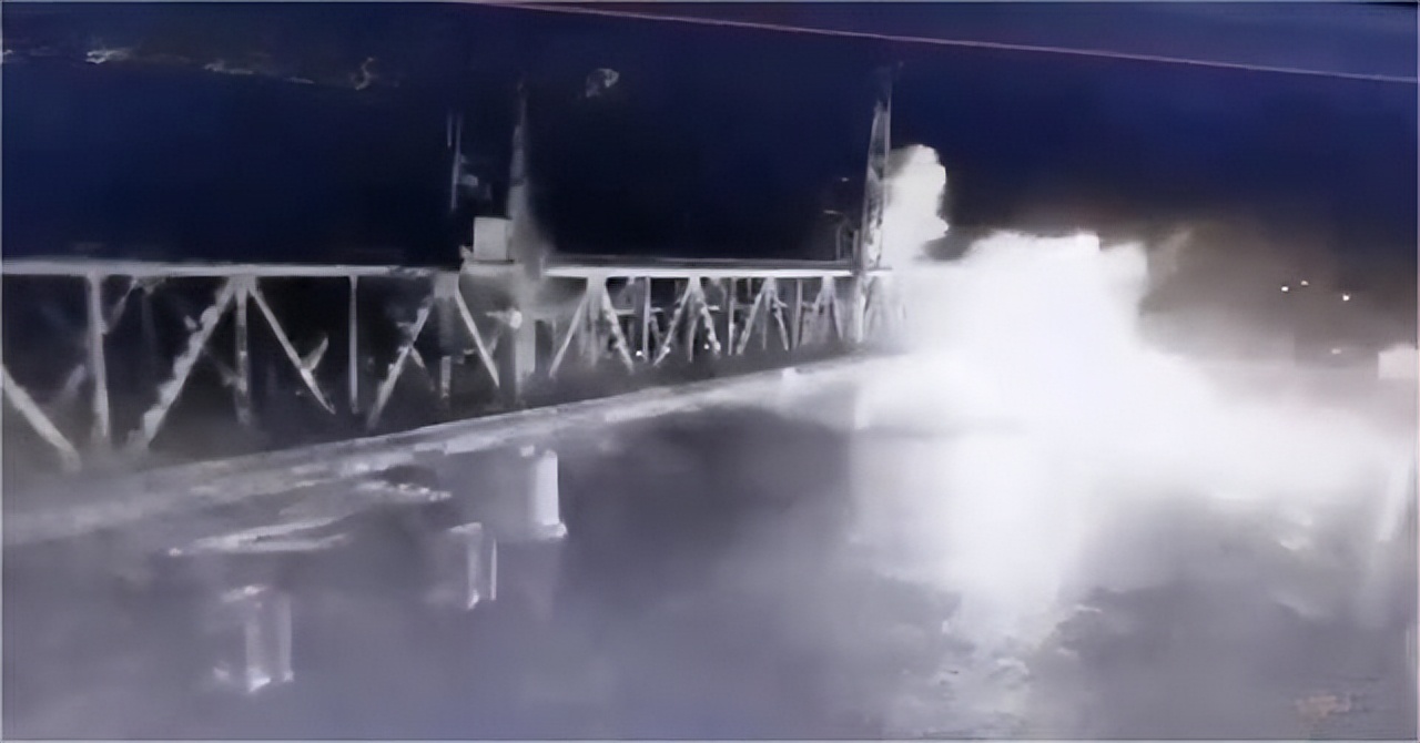Russian unmanned submersibles blow up the Ukrainian strategic bridge ...