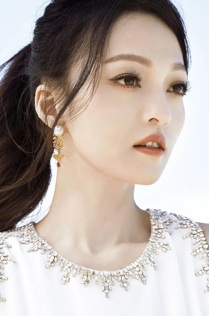 Angela Chang, beautiful and moving female singer - iNEWS