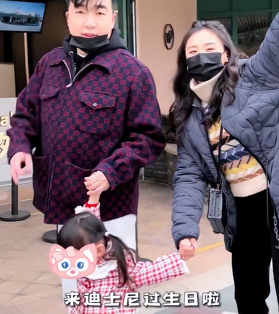 He Wenna's family went to Disneyland, and her daughter was afraid to go ...