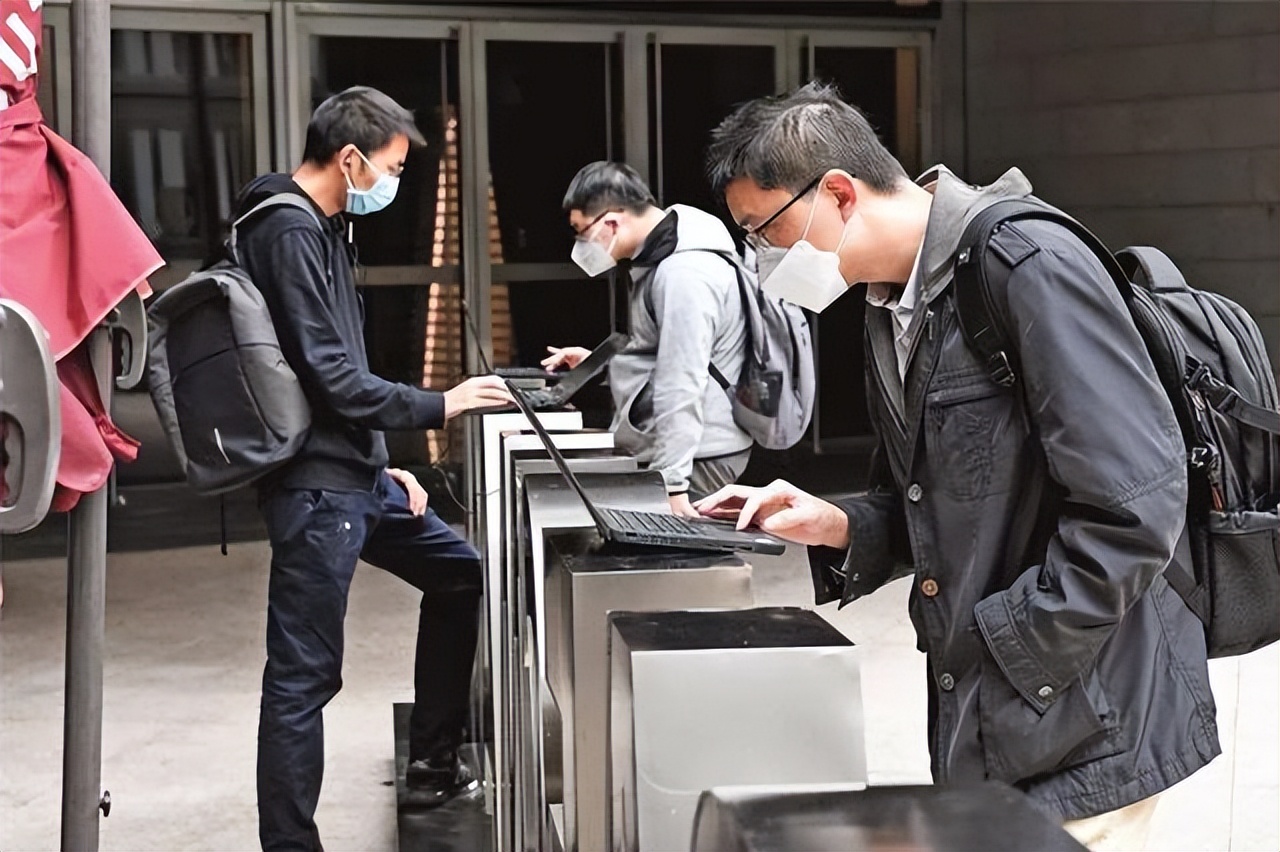 People who change their mobile phones every time within 2,000 and can ...