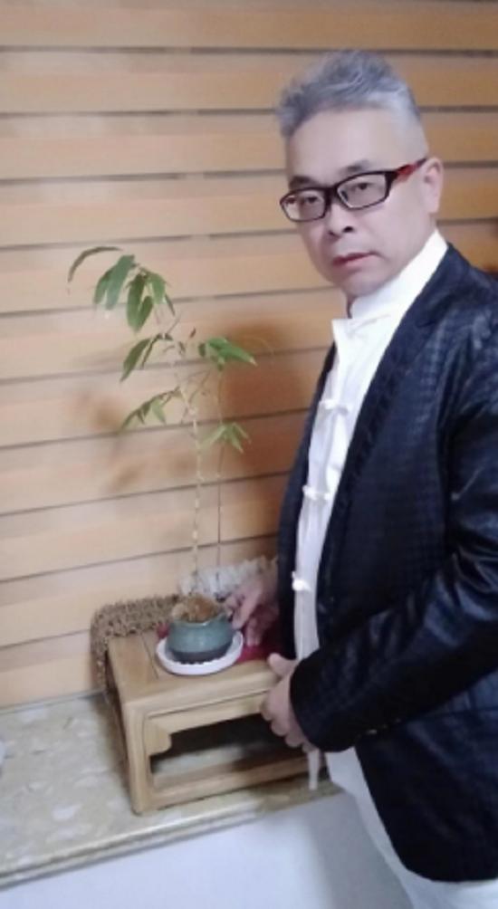 Selected by International Peace Artists——Li Jianbin (half white) - iNEWS