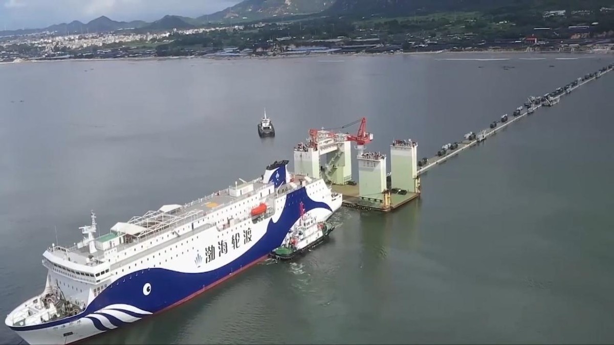 The huge ship on the Bohai Sea is going south, and the PLA is showing ...