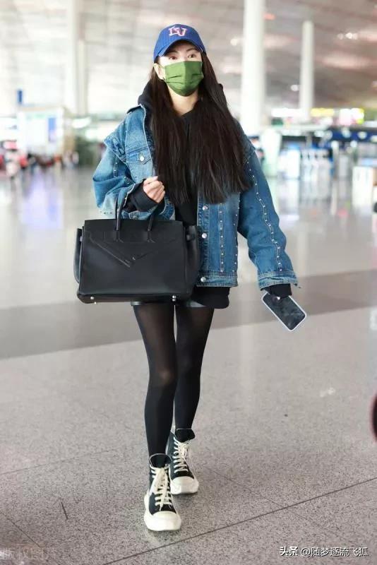Zhang Yuqi is wearing a denim jacket + leather shorts + stockings ...