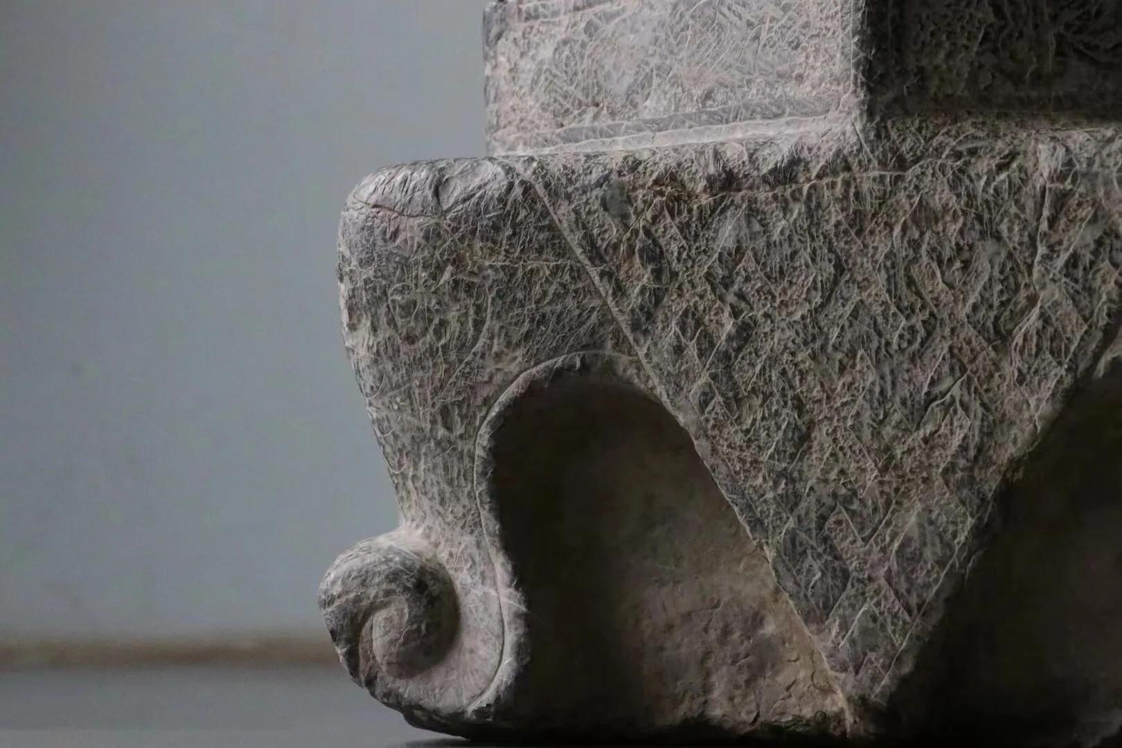 "Hexagonal Bluestone·Lotus Plinth" - iNEWS