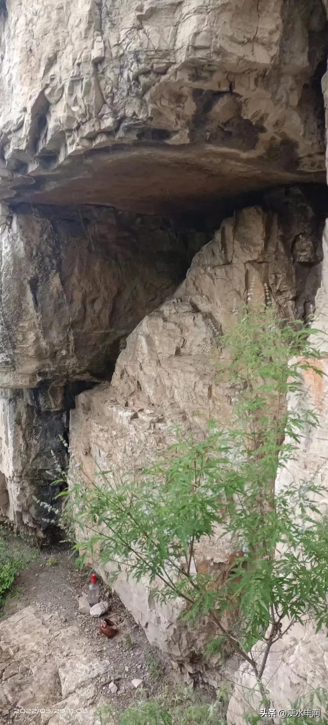 One of the Eight Scenic Spots Inscribed with Gold in the Immortal Cave ...