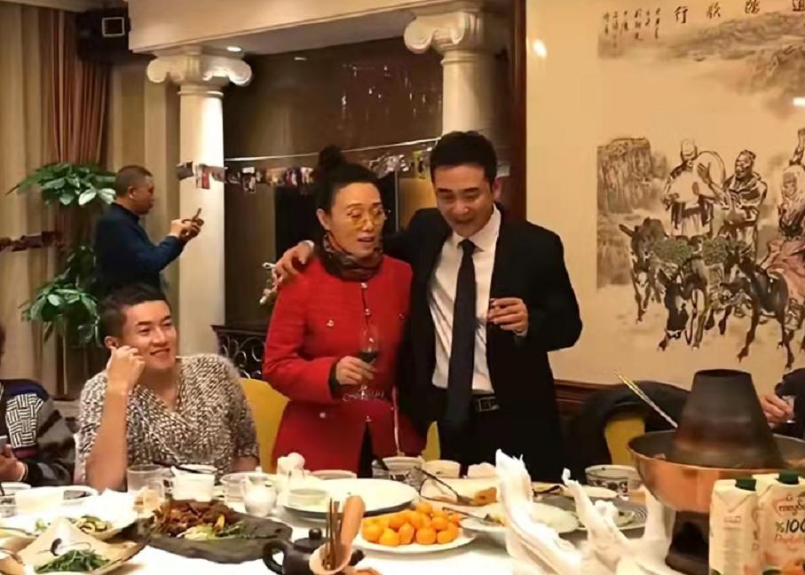 60-year-old Wu Qiong and her 15-year-old husband have a big banquet!For the daughter's adult ...