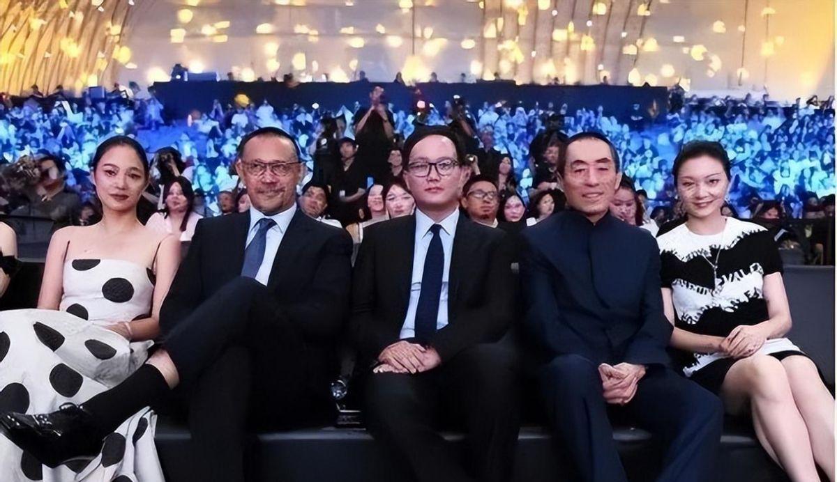 The disparity between the "housewife" and the "strong woman" of Zhang ...