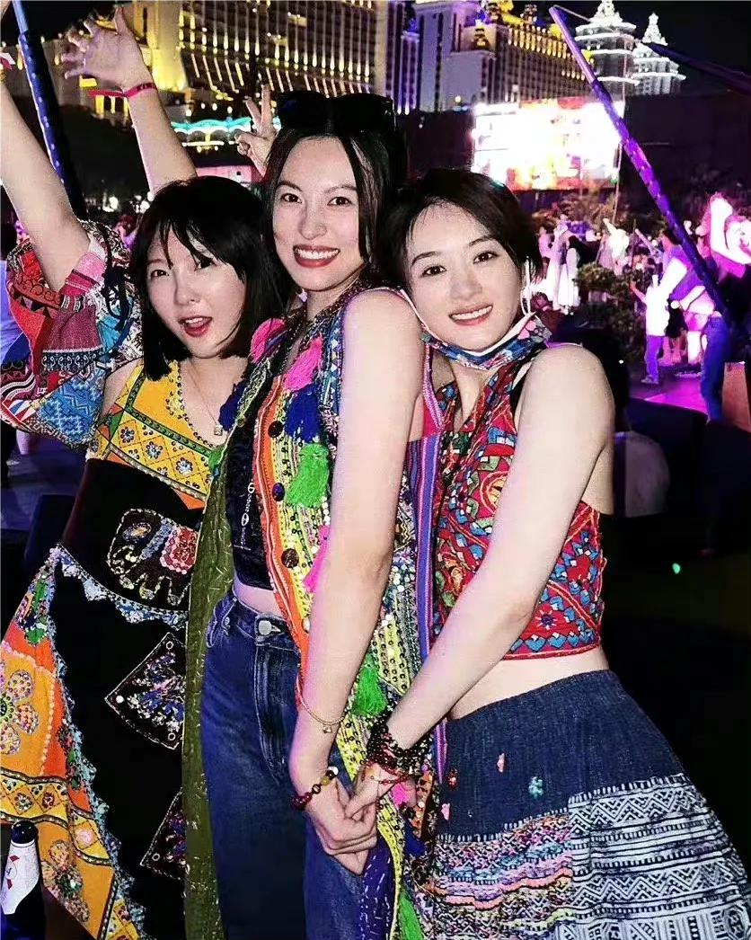 Zhao Liying and Zhou Fang are in the same frame, the constellations ...